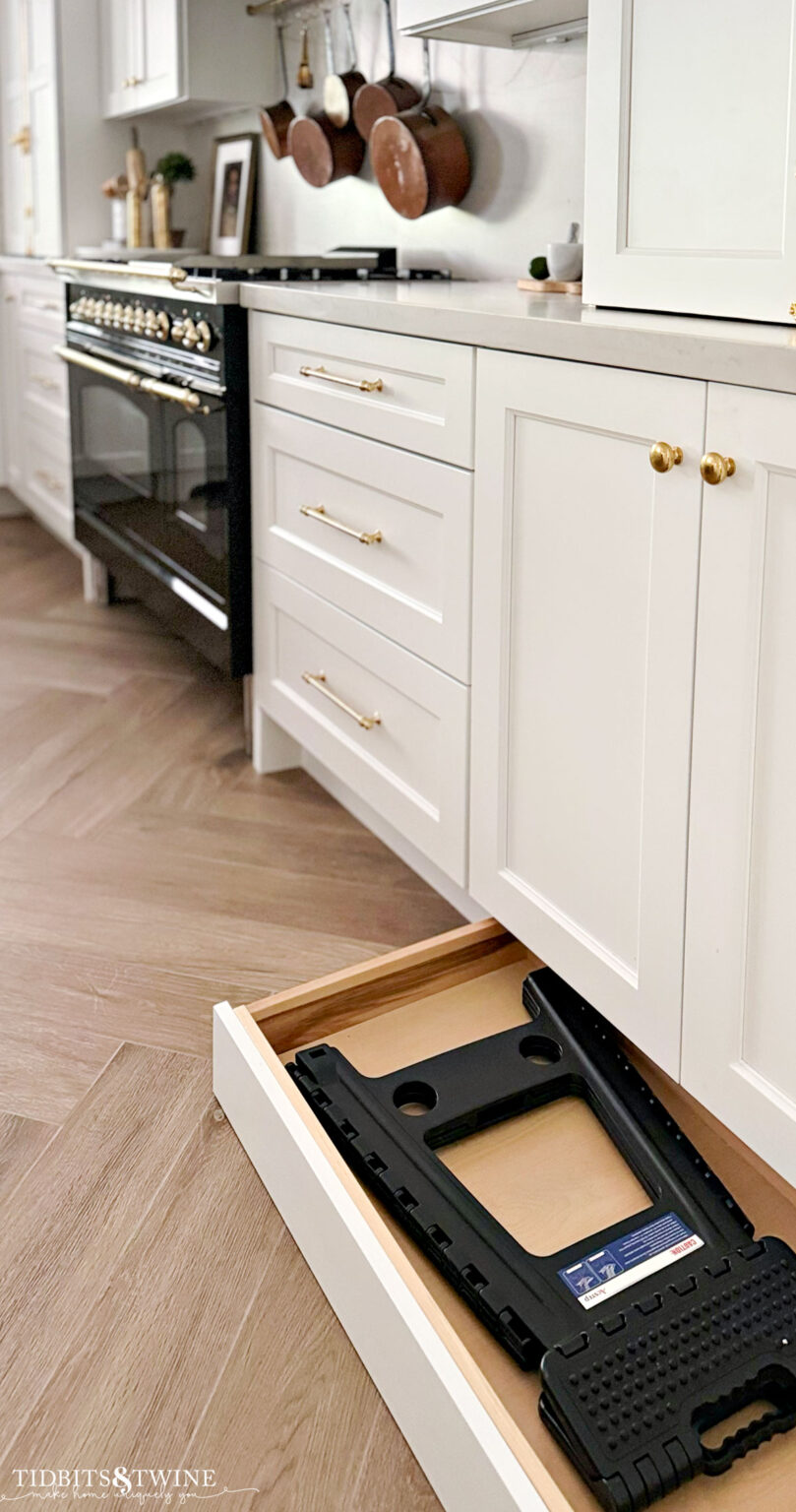 10 Clever Kitchen Cabinet Storage ideas - Tidbits&Twine